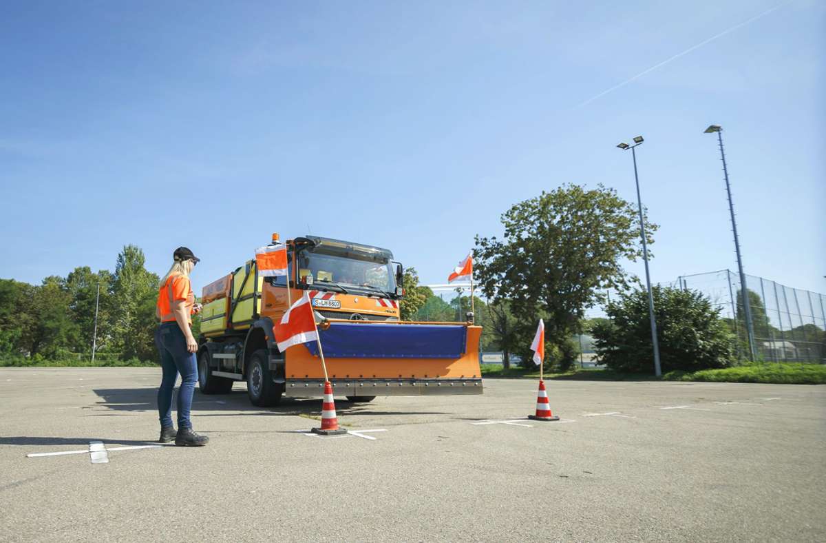 Fahrtraining der AWS in Stuttgart: Slalom mit dem Schneepflug bei 25 ...