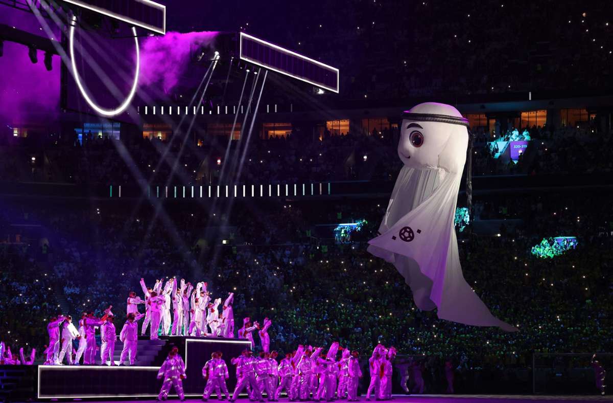 Umstrittenes Turnier mit großer Lichtshow eröffnet