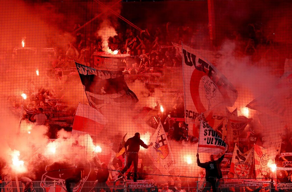 Die Fans des VfB Stuttgart halten dem Verein auch in schwierigen Zeiten ...