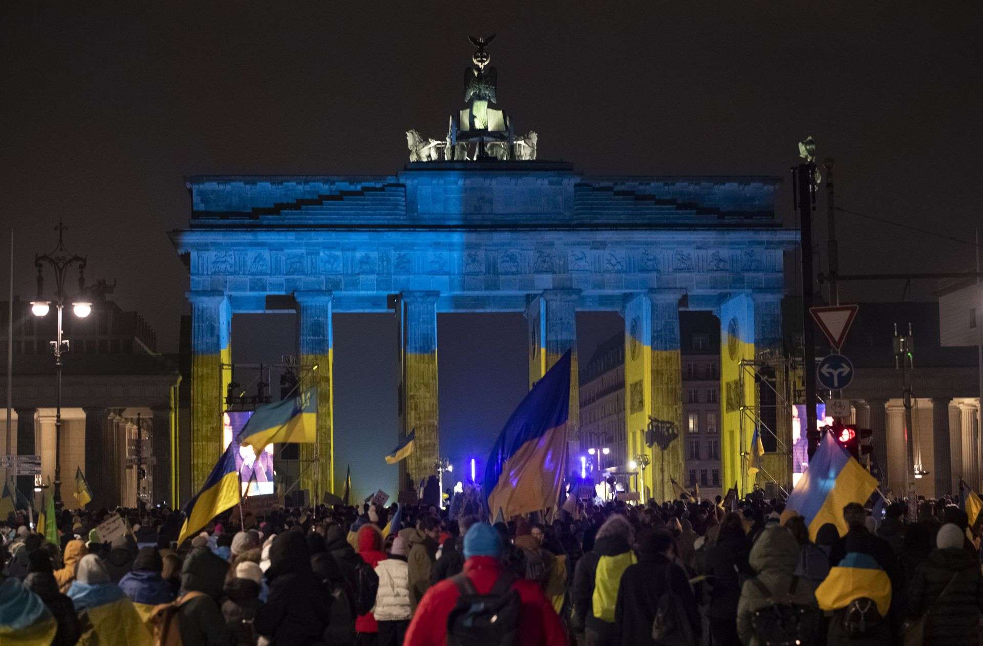 Ein Jahr Krieg gegen die Ukraine: Tausende bei Anti-Kriegs-Demo vor dem ...