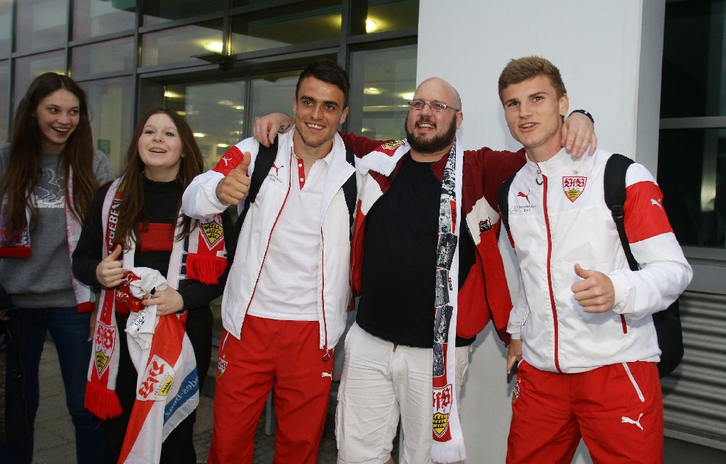 VfB Stuttgart: Fans empfangen entspanntes Team am Stuttgarter Flughafen ...