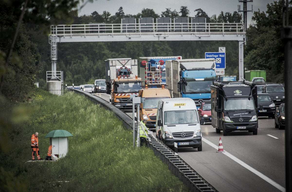 Geschwindigkeitsüberwachung an der Autobahn bei Stuttgart: Blitzer ...