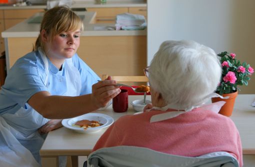 Essen in Pflegeheimen: Wenn Pflegebedürftige unterernährt sind - Baden ...