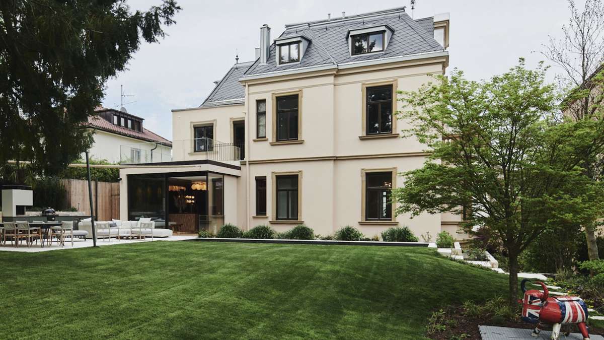 Eine Familie zeigt ihre perfekt sanierte Villa aus der Gründerzeit