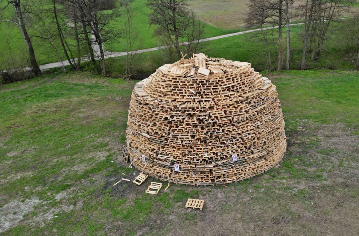 Riesenfeuer erhellt die Osternacht